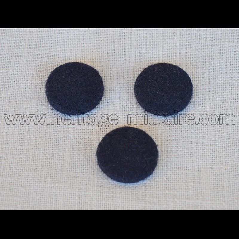 Button tin with wool sold by 3