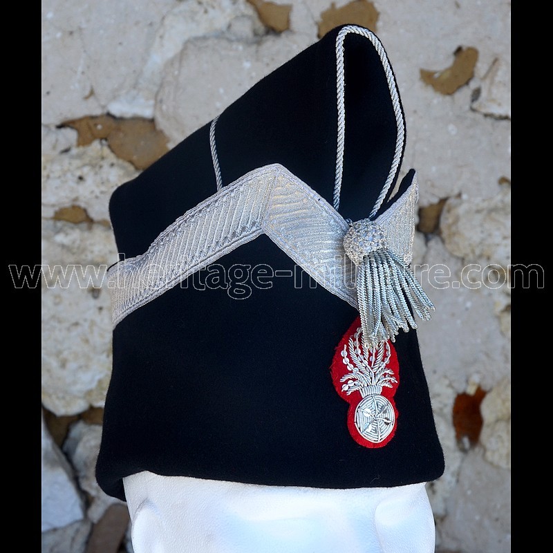 Bonnet de police officier Gendarmerie Napoléon 1er grenade sur fond rouge