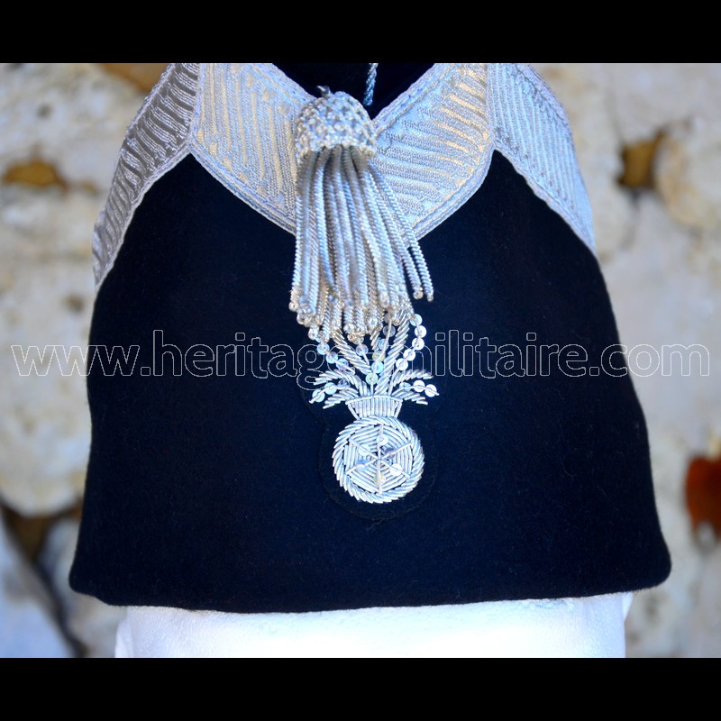 Bonnet de police officier Gendarmerie Napoléon 1er grenade sur fond rouge
